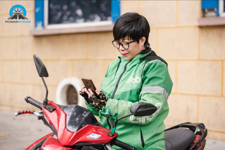 Chạy Grab hay Be tốt hơn? So sánh thu nhập và trải nghiệm tài xế 2025